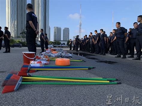 柔150警察往銮灾区献力 助同僚邻里清理家园 地方 大柔佛焦点
