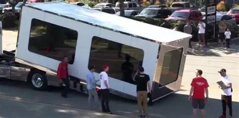 街頭偶遇保時捷918在卸車，千萬級的超跑看著就讓人激動 每日頭條