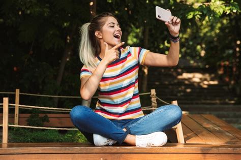 Retrato De Una Joven Adolescente Muy Feliz Foto Premium