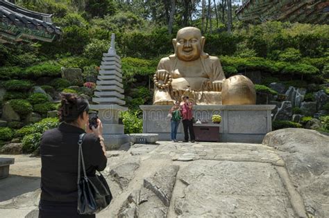 Templo De Haedong Yonggungsa En Busan Corea Del Sur Imagen Editorial