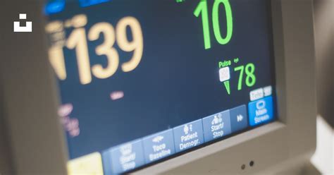 흰색 Crt 컴퓨터 모니터가 켜져 20 00을 표시합니다 사진 Unsplash의 무료 병원 이미지