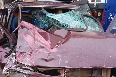 Mulher Fica Presa Em Ferragens Após Bater Carro Contra ônibus Em
