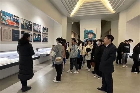铭记历史缅怀英烈 崇尚英雄争做先锋 马克思主义学院