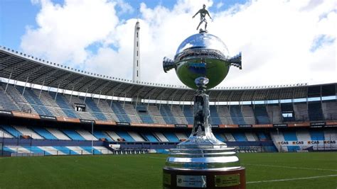 Racing enfrentará a Peñarol en los octavos de final de la Copa