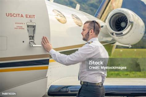 Pilot Pria Membuka Pintu Pesawat Pribadi Foto Stok - Unduh Gambar Sekarang - 20-24 tahun - 20-29 ...