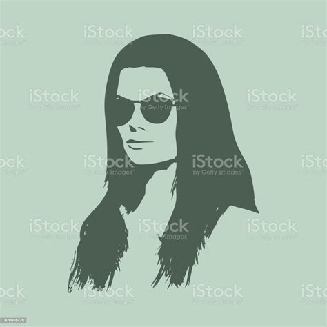在黑色太陽鏡的美麗女子的畫像向量圖形及更多一個人圖片 一個人 人 人的臉部 Istock