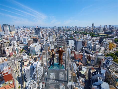 岡田准一さん＆坂口健太郎さんが通天閣の跳ね出し展望台を体験 あべの経済新聞