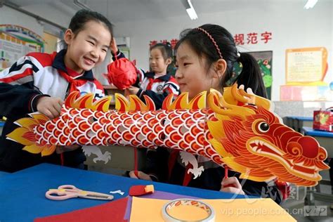 河北邯郸：制灯笼 迎新春 人民图片网