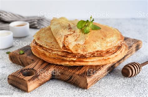 콘크리트 배경에 나무 보드에 사워 크림과 꿀얇은 팬케이크의 스택 팬케이크에 대한 스톡 사진 및 기타 이미지 팬케이크 크레이프 팬케이크 건강한 생활방식 Istock