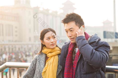 青年男女在站前广场 包图企业站
