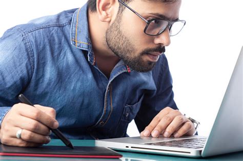 스타일러스 펜과 그래픽 태블릿으로 작업하는 아시아 그래픽 디자이너의 클로즈업 초상화 편집자에 대한 스톡 사진 및 기타 이미지 편집자 그래픽 편집 소프트웨어 인도