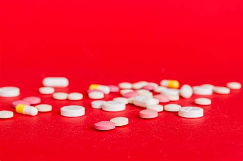 多くの異なるカラフルな薬や丸薬の遠近法色付きの背景に多くの丸薬のセット カプセル剤のストックフォトや画像を多数ご用意 カプセル剤