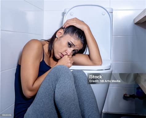 절망적 인 기분이 거식 증 폭식증에서 고통 하는 화장실에 앉아 아름 다운 라틴 여자 슬 프 고 식이 장애 및 병 임신 개념에 유죄 걱정하는에 대한 스톡 사진 및 기타 이미지