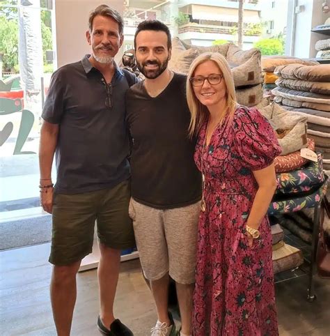 Μαρί Σαντάλ Εντελώς άβαφη με Boho φλοράλ φόρεμα στο κέντρο της Αθήνας