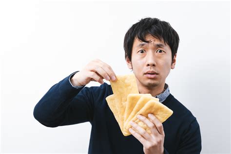 油揚げでババ抜きをする男性の写真素材 ぱくたそ