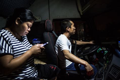 直击生存在路上的卡车夫妻，半夜是他们最难捱的时刻海南金强夫妻新浪新闻