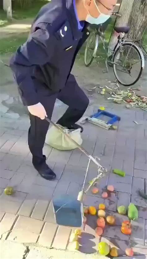 谢万军 Wanjun Xie On Twitter 城管一脚踢翻了摊贩的小摊子，城管威武！ Cyljizylar