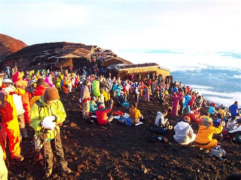 富士山頂でご来光 富士山登山2009 Climbing Mt Fuji Hajime Nakano Flickr
