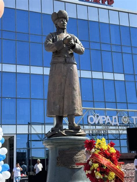 Ардын жүжигчин Г Түмэндэмбэрэлийн гэрэлт хөшөөг Ойрад театрын гадаа сүндэрлүүллээ