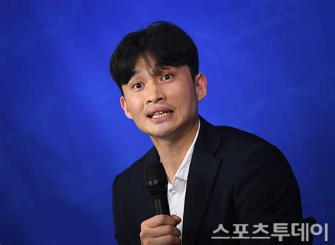 St포토 쏟아지는 질문에 답하는 이대성