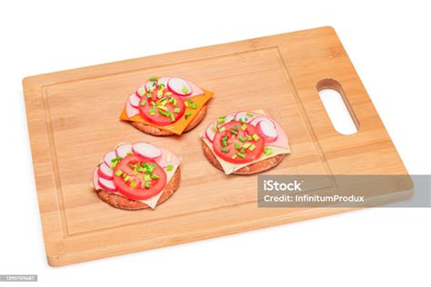 토마토 소시지 치즈 녹색 양파 및 무를 곁들인 바삭한 크래커 샌드위치 절연 0명에 대한 스톡 사진 및 기타 이미지 0명
