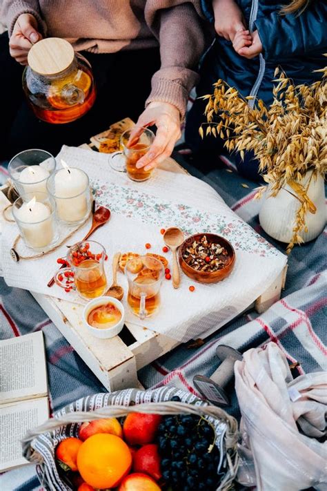 Madre Joven E Hija En Un Picnic Natural Comiendo Miel Fresca Cerrar Foto De Archivo Imagen De