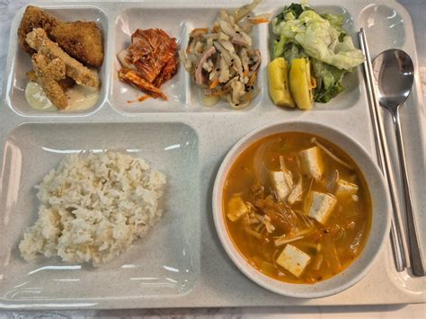 보성군노인복지관 온기 가득한 밥상 복지관에서는 어르신들의 중식제공을 위한 경로식당을 매일 운영하고 있습니다 영양사 선생님의 맞춤형 식단과 조리사 선생님의 손맛으로