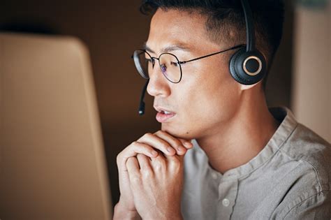 콜센터 사고 및 아시아 남자는 Crm을 사용하여 문제 솔루션으로 온라인으로 작업하는 컴퓨터입니다 고객 서비스 커뮤니케이션 및