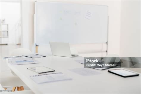 문서 태블릿 및 노트북이있는 빈 회의 회의실 또는 회의실 기업 프리젠 테이션 사무실 비즈니스 회사 인테리어 공간 또는 토론을위한