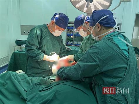 乳腺肿瘤疯长至西瓜大小，医生胆大心细妙手除重负 极目新闻