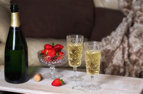 로맨틱 한 데이트 개념입니다 거실에서 베이지 색 소파에 두 개의 샴페인 잔과 딸기 세인트 발렌타인 데이 축하 0명에 대한 스톡 사진 및 기타 이미지 Istock