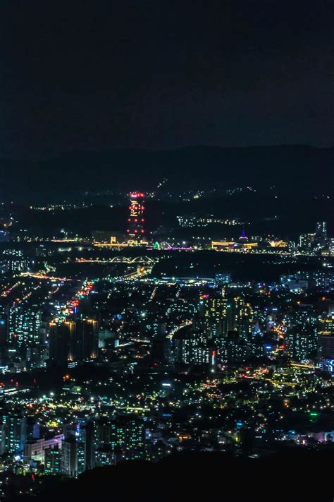 대전의 야경명소 식장산에서 사진을 찍어봤어 신세계 백화점 엑스포다리 한빛탑을 담았지 아직 사진 입문자고 산지 며칠 안 된 카메라여서 초기설정을 어떻게 해야할지