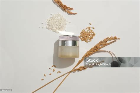 흰 쌀 통곡물 쌀 라벨이 붙지 않은 로션 병이 흰색 배경에 배열되어 있습니다 통곡물 쌀은 알아볼 수 있는 빨간색 분홍색 또는