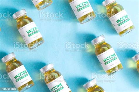 파란색 배경에 코로나 바이러스에 대한 약물의 복용량을 가진 병 텍스트 공간을 복사 Sarscov2 0명에 대한 스톡 사진 및 기타 이미지 Istock