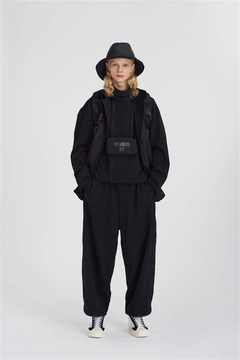 Y-3 Fall 2020 Ready-to-Wear Fashion Show - Vogue Fine Jewelry Display ...