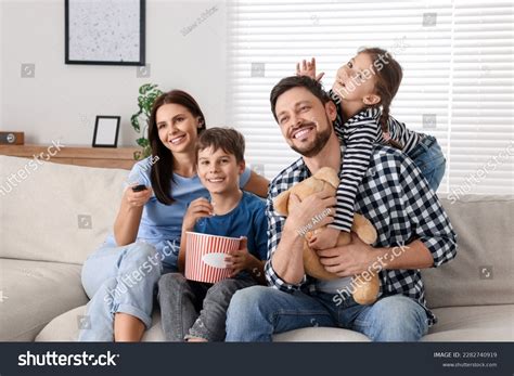 Familia Viendo Tv Con Control Remoto Stock Photos 24 721 Images Shutterstock