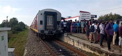 බස් රථයක් සහ මෝටර් රථයක් දුම්රියක ගැටෙයි