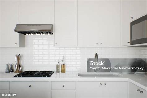 주방용품과 조리기구가 있는 흰색 주방 전통적인 스타일의 세련된 주방 3d 렌더링 0명에 대한 스톡 사진 및 기타 이미지 0명 가구 가정 주방 Istock