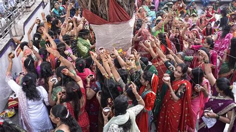 In Pics Women Tie Threads Around Banyan Tree Seek Blessings For A