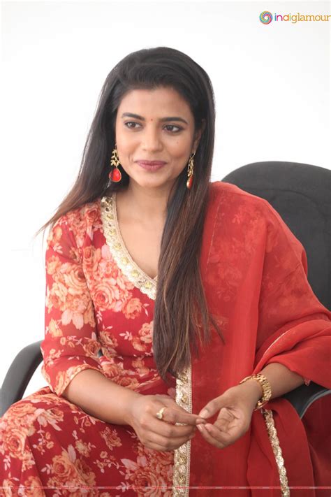 Aishwarya Rajesh Actress Hd Photosimagespics And Stills Indiglamour