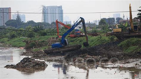 Antisipasi Banjir Kanal Banjir Barat Dikeruk Foto Tempo Co