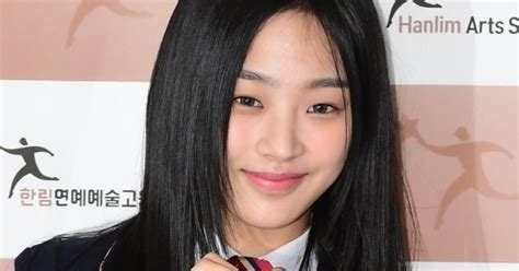 Ten 포토 뉴진스 민지 성인의 꽃미소