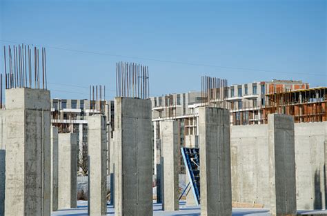 建設現場の背景巻き上げクレーンと新しい高層ビル産業の背景レンガ造りの建物 アパートのストックフォトや画像を多数ご用意 アパート