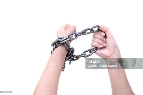 흰색 배경 인권 침해의 개념 국제 여성의 날에 강철 사슬으로 묶여 노예 여자 손 사슬에 대한 스톡 사진 및 기타 이미지 사슬
