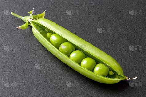 新鲜豌豆荚，打开