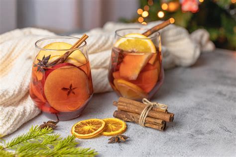 신선한 과일과 향신료 계피와 아니스 조각을 곁들인 뜨거운 향기로운 Mulled 와인 잔 전통적인 겨울 음료 0명에 대한 스톡
