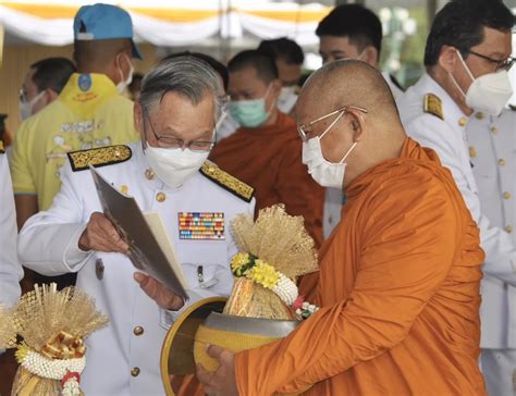 นายกฯ เป็นประธานพิธีตักบาตร เนื่องในวันคล้ายวันพระบรมราชสมภพ ร 9