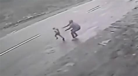 Hombre Arriesga La Vida Para Salvar A Un Niño