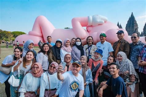 KAWS Holiday Indonesia Di Candi Prambanan Jadi Daya Tarik Wisatawan