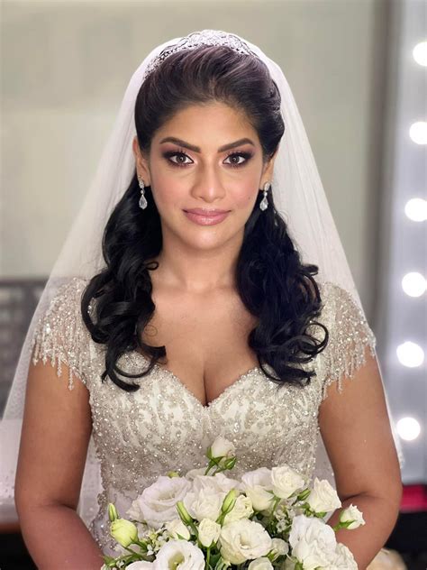 රූකාන්ත ගුණතිලකගේ ලස්සන දෝණි බටහිර මනාලියක් ලෙසින් සනුකගේ ආදරණීය බිරිඳ වුණු හැටි Sanuka